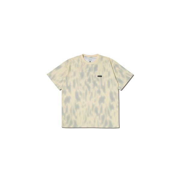 ECRU  design：AKTRがシーズン毎にアップデートする総柄シリーズの半袖TEEシャツ。今季はコート上の熱や流れ落ちる汗をイメージしたカモフラージュ柄をデザイン。バックにプリントされた「Small Cost. Big Vision（...