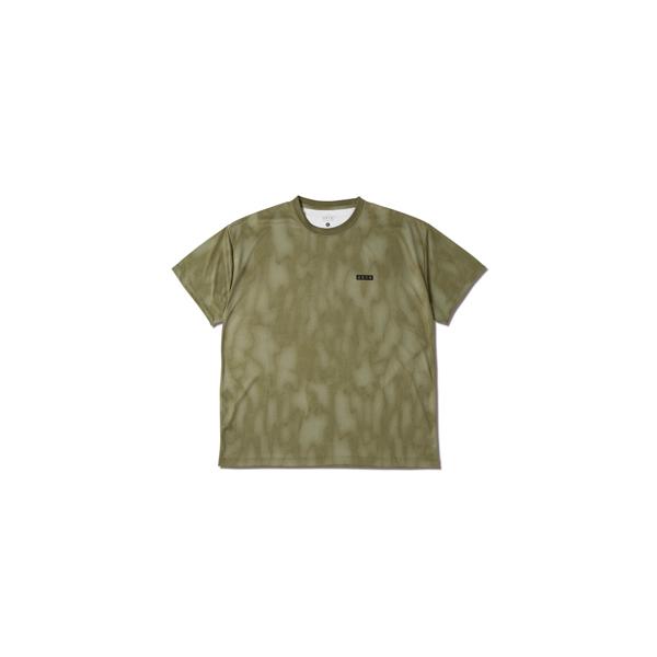 OLIVE  design：AKTRがシーズン毎にアップデートする総柄シリーズの半袖TEEシャツ。今季はコート上の熱や流れ落ちる汗をイメージしたカモフラージュ柄をデザイン。バックにプリントされた「Small Cost. Big Vision...