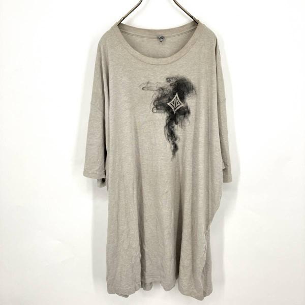 【素材】コットン60％ポリエステル40％【ダメージ】襟元黄ばみ、前身頃左下側汚れあり【採寸】肩幅61身幅66着丈81袖丈25平置き時の採寸になります。目安としてご参考にお願い致します。古着状態ランク【Cランク】Sランク　新品同様とても状態が...