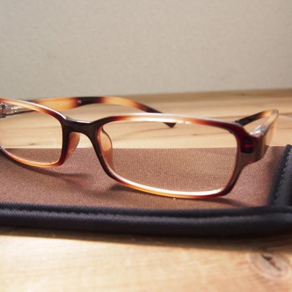 ブルーライトを約38％※カットするレンズ、「スーパーライトカラーレンズ」を使用。ゲーム・タブレット・スマホ・パソコンなど、日常的に使用するモニターや画面から、目をしっかり守ります。※英国基準（BS2724：1987）に基づくサイズ：レンズ/...