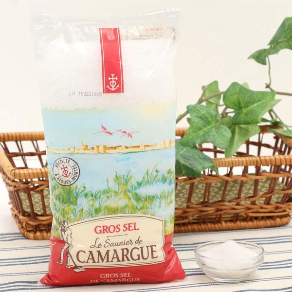 フランスでも著名な海塩のひとつです。カマルグの塩は、白くするために処理などはされずパッケージングします。ブルターニュ・ゲランド産の塩は、結晶化させるための塩田の土質が粘土質のために少し灰色がかっていますが、カマルグはまったく精製していなくて...