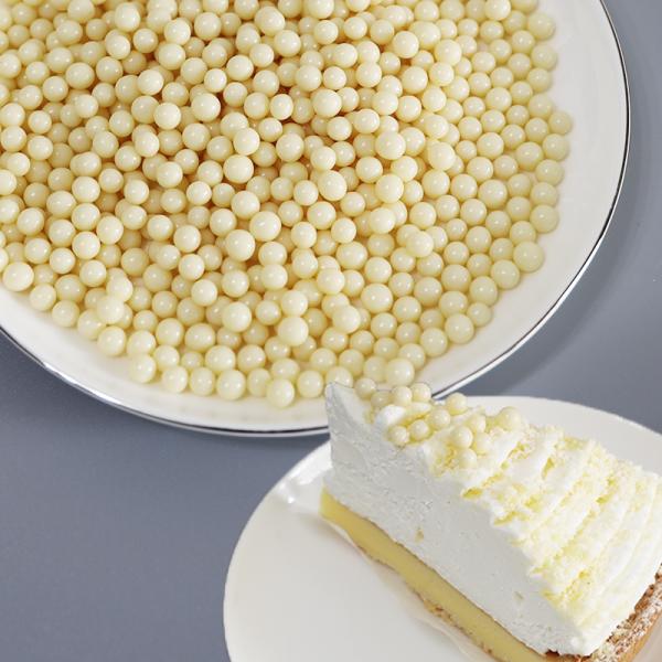 厨房・店頭で扱いやすい100g小袋になりました。使用および保存にも便利です。小麦クランチパフにホワイトチョコレートをコーティングした製品です。 耐水性に優れ、生クリームと混合しても食感が残ります。 ホワイトチョコレートの風味とカリカリ、パフ...