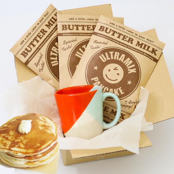 我が子の離乳食のためにキッチンで生まれたウルトラミックスパンケーキミックスとシンプルで優しい北欧マグがギフトセットになりました。しっとりもちもち。生地そのものを楽しんでいただきたいから、トランス脂肪酸フリー、アルミニウムフリー膨張剤使用、北...