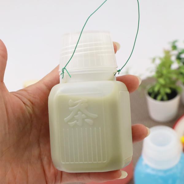 駅弁にはかかせないお茶用容器です。ミニコップになる蓋つき。持ち手ありです。（持ち手は針金ツル→ナイロン製に変更になりました）。側面には「茶」と大きく書いてあり、何とも可愛らしい手のひらサイズです。お茶はもちろん、オレンジやりんごジュースを入...