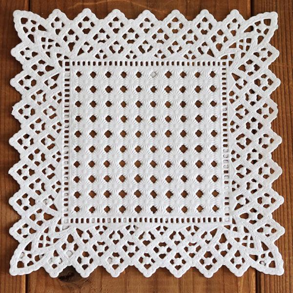 ドイツ製 Demmlerデムラーのデコラティブ レースペーパー。上品で繊細なカットは世界のデムラーならではの技法です。ケーキや焼き菓子に。業務用バルクでご提供します。サイズ：四角 16X16 ｃｍ内容量：2,000枚素材：紙原産国：ドイツ*...