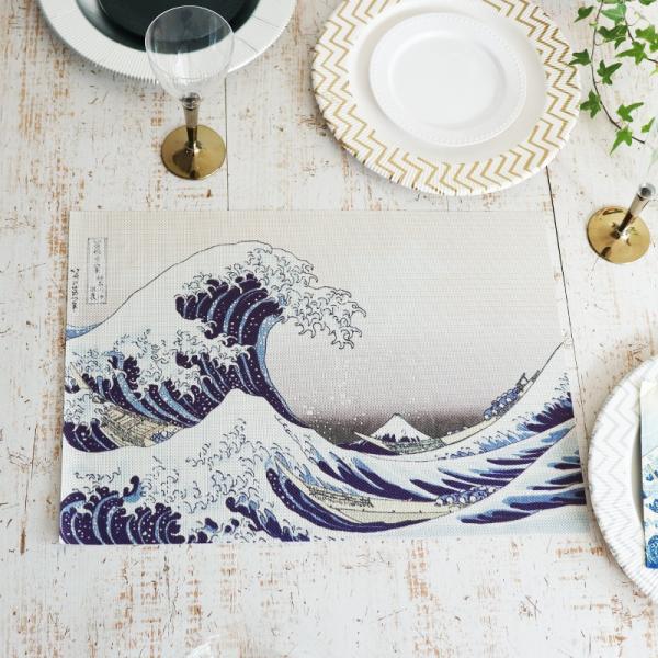 葛飾北斎の名所浮世絵揃物をモチーフにしたランチョンマット。インテリアや海外のご友人へのお土産にもオススメです。PVC（ポリ塩化ビニル）とポリエステルが合わさった素材で、布製とは違い撥水性があります。少しの汚れならば、表面を「サッと」拭き取る...