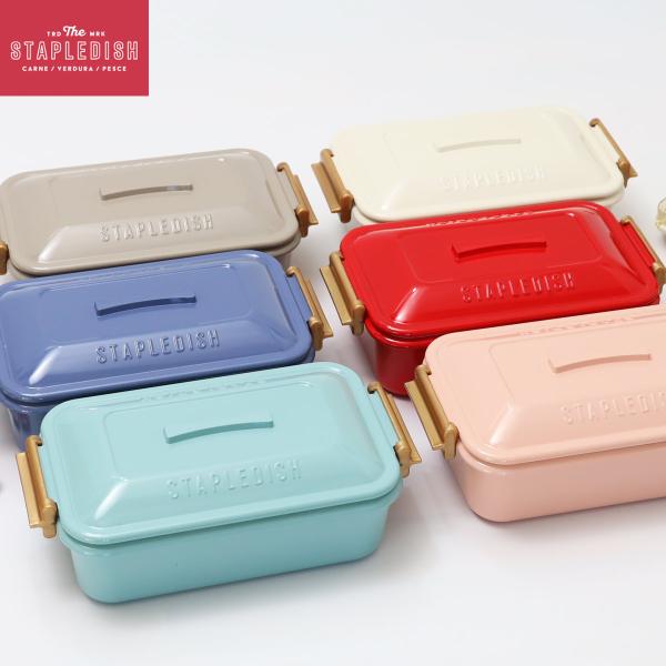 ツヤっとした塗装と凸凹のロゴにこだわった小さなホットプレートのような形のランチボックス。お気に入りのカラーに、STAPLEDISH（定番料理）を詰めれば、カンタンにおしゃれなランチタイムの出来上がり。天板にはSTAPLEDISHのロゴ。つや...