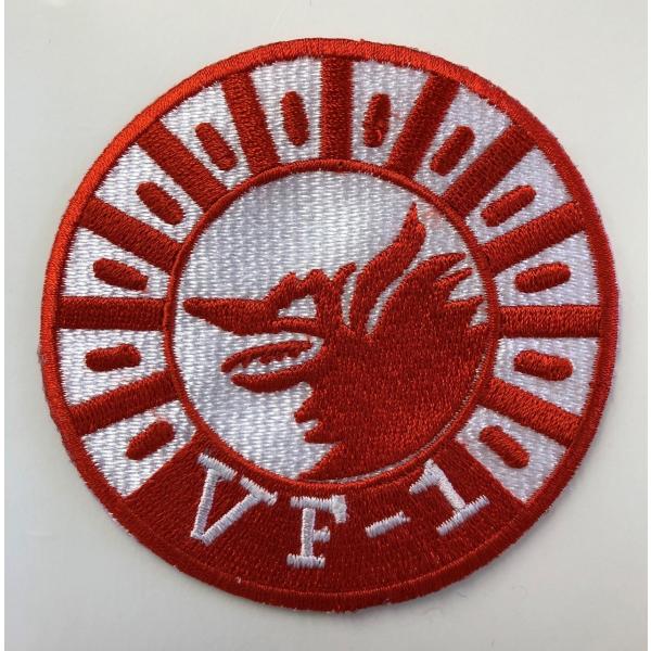 米海軍、VF-1(第1戦闘飛行隊 ）ニックネームは”Wolfpack”。赤いウルフヘッドがモチーフのパッチのレプリカ商品です。【ワッペンの詳細】素　材 ：　生地・・・ポリエステル　　刺繍糸・・・レーヨン裏　面 ：　アイロン接着加工縁処理：　...