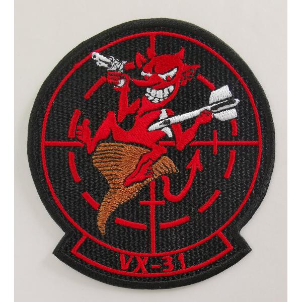 映画「トップガン」にてマーベリックのG-1ジャケットを飾るパッチで、米海軍試験評価飛行隊 VX-31 ダスト・デビルズ スコードロンインシグニアのパッチのレプリカ商品です。【ワッペンの詳細】素　材 ：　生地・・・ポリエステル　　刺繍糸・・・...