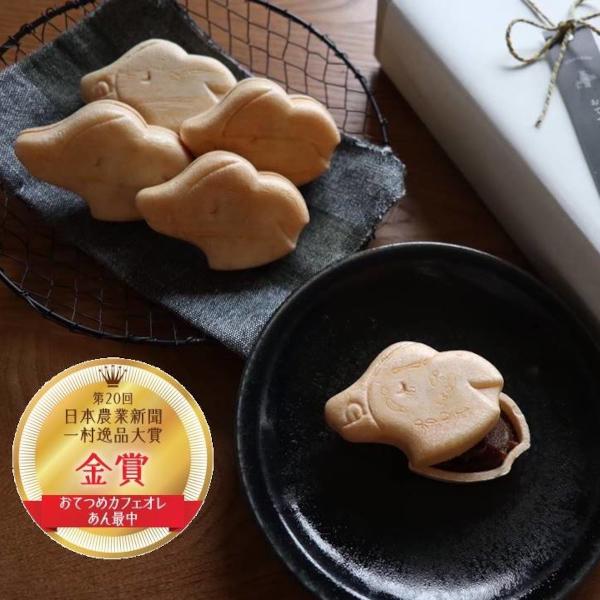 北海道別海町のおてつめカフェオレあん最中北海道別海町産の牛乳と北海道産の白花豆を使用した香り高いカフェオレあんを北海道産もち米100%のパリパリ最中種（もなかの皮）にたっぷり挟んでお召し上がり下さい。最中種（もなかの皮）は子牛の横顔の形です...