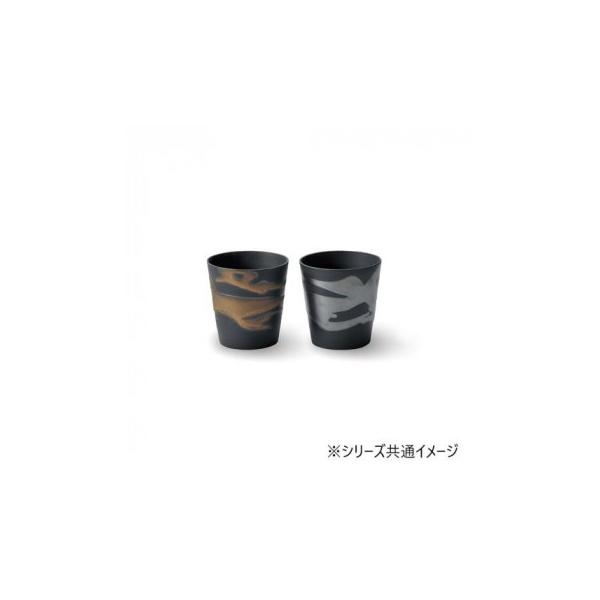 職人の手によって一つ一つ柄杓でかける金銀の釉薬がそれぞれの商品に違った表情を醸し出します。手仕事ならではの薄造りで、質感高いロックカップ。焼きしまった黒土に、氷の音がよく響きます。