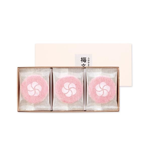 北陸産「新大正糯」を原料に焼き上げ、甘酸っぱい「しそ梅肉」をぬり、「白糖おき砂糖」という技法で愛らしい梅文様に絵付けした、お茶席などにピッタリのお干し菓子です。