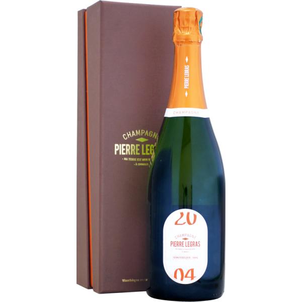 優れた年のバックヴィンテージをVinothequeのブランドで蔵出し。驚くべき長期期間により、旨味が絶妙に溶け込んだ、複雑で深い味わいの極上シャンパーニュ！「シャンパンといえば、熟成したブラン・ド・ブランにとどめをさす」と言われますが、瓶内...