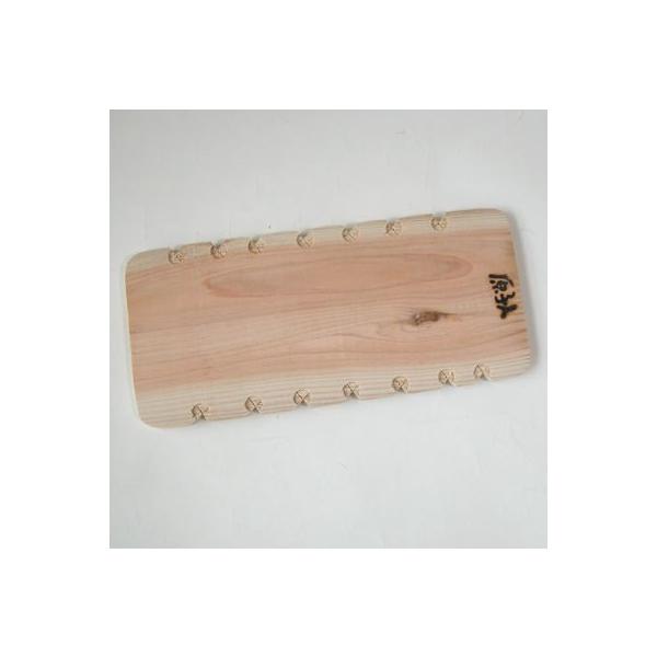 火起こしで使う「火きり板」です。「火きり棒」を火きり板の溝に差し込み，こすり合わせることで，火起こしの炎の元「火種」ができます。この火きり板は，板の水分を蒸発させて「これ以上軽くならない」くらい乾燥させてあります。そのため，ただの板より格段...