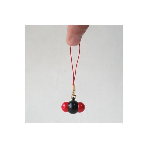 分子模型ストラップ・シリーズ。「二酸化炭素」です。プラスチック製分子模型（YYS原子ブロック）倍率は約5000万倍。ヒモの部分の長さ：約５センチ，分子模型の大きさ：タテヨコ約２センチ。分子模型ストラップ・シリーズは各種ラインナップでお好みの...