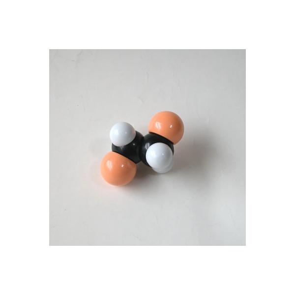 一億倍分子模型。ジクロロエタン（C2H4Cl2）