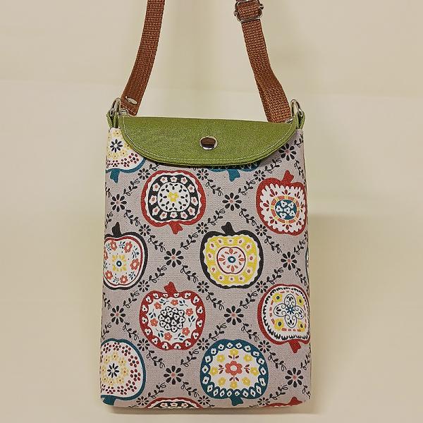 レトロなりんご柄のスマホショルダーポーチです。表地にキルト綿を貼っているので、しっかりしてます。ショルダーストラップ付き。〔サイズ〕たて18ｃｍ×よこ13cm×マチ2ｃｍ　　　　　外オープンポケットたて15.5ｃｍ×よこ12cm　　　　　内...