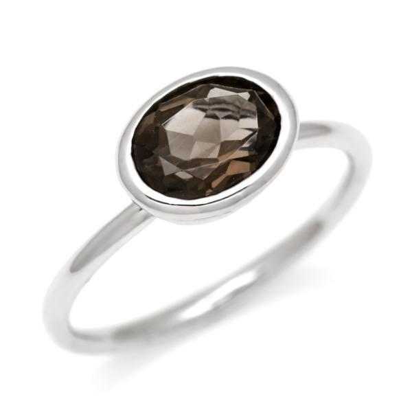 6×8mmサイズのカラーストーンを、正面からもサイドからも隠すことなく全てみせ、軽やかなインパクトを与えるリング【ignudo-インニュード】。吸い込まれそうに深く澄んだ、大地の色をした水晶スモーキークォーツ。大ぶりでシンプルなデザインを選...