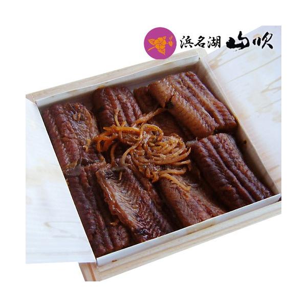 脂ののったうなぎを、食べやすい一口大にカットし、山吹秘伝のたれと新鮮なきざみ生姜(しょうが)を使って味をととのえた風味豊かなこだわりの佃煮です。お酒の肴にピッタリですので、父の日の贈り物やお中元にもオススメです。※縦横が約１１cmの木箱に入...