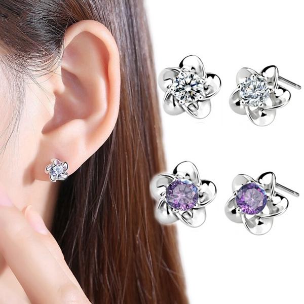 　素敵な貴方が輝く為に努めて参ります！！！商品詳細：石の素材：CZ(キュービックジルコニア)は、ダイヤモンドを模した人造石です。片耳石のサイズ：直径約4.97mm　0.45カラット相当金具の素材：本体(ポスト含む)、キャッチは、シルバー92...