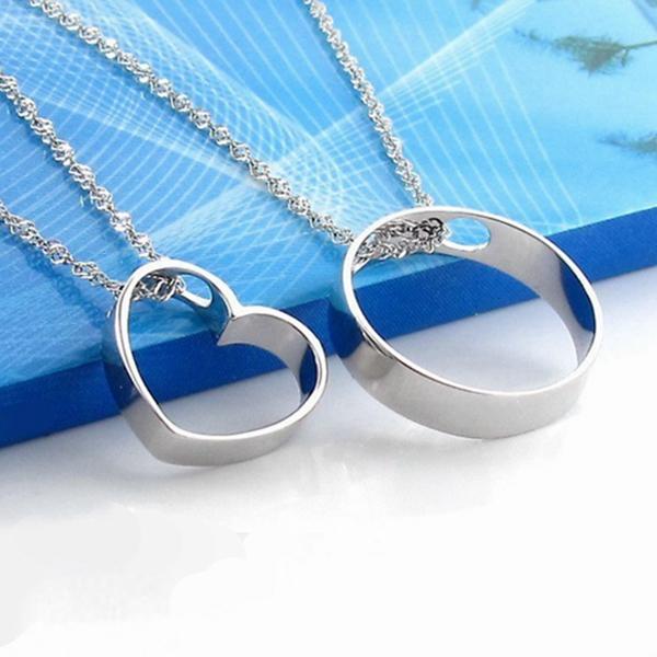 　素敵な貴方が輝く為に努めて参ります！！！恋人達、女性同士、お友達や姉妹、母娘はもちろん大切に想っているあの人とおそろいのペアアクセでいかがですか商品詳細：ペンダントヘッドサイズ：ハート　型 横約18mm×縦約20mmラウンド型 横約22m...