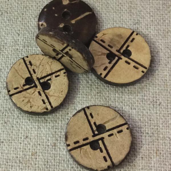 ナチュラルで可愛い木の実（ココナッツ）のボタンです。ステッチデザインがポイントです。ナチュラルな雰囲気がシャツやワンピースに最適！１つ１つが微妙に違う、天然の色がGOOD!品名 ステッチウッドボタン２つ穴（3個入り）材質 ココナッツサイズ ...