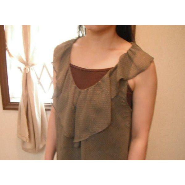 フリル衿の付いた袖なしオーバーブラウスの型紙です。キャミソールの上に着てインナーを華やかに！ニットセーターの上に着ても可愛いです。ファスナー、ボタン、芯、不要のかぶりブラウスです。写真は衿周りにロックをかけていますが、ジグザグミシンステッチ...