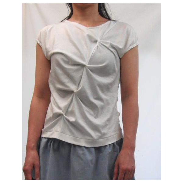 家庭用ミシンで縫えるデザインＴシャツの型紙です。ねじるフレンチＴシャツは　簡単仕様のテクニックで作るデザインＴシャツです。袖はゴム入りフレンチ丈のキャップスリーブです。〔内容〕・実寸大型紙4P・簡単手作りレシピ〔サイズ〕〔S〕バスト88cm...