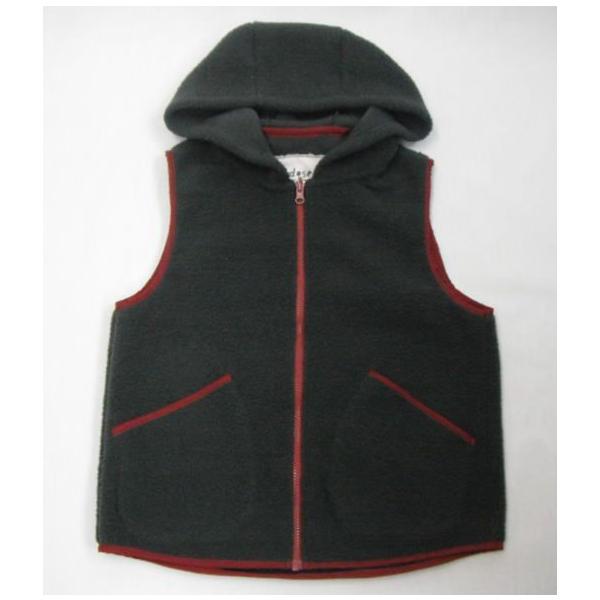 家庭用ミシンで縫えます！ジップアップフードベストの型紙です。パイピング仕様のベストです。（ニット生地専用パターン）〔商品内容]・縫代付きカット済み型紙（実寸大）・簡単手作りレシピ[必要材料]・表地　150ｃｍ巾で約70ｃｍ・ファスナー（フロ...