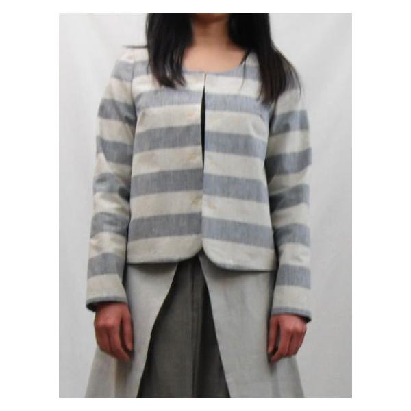 シンプルで汎用性の高いジャケットの型紙です。小さめサイズなのでニット生地にもお薦めです〔特徴〕・シンプルな作りなので素材を選びません。・コンパクトな肩で着痩せして見えます。・アレンジが簡単です。・簡単手作りレシピで縫製初心者の方にもお勧めで...