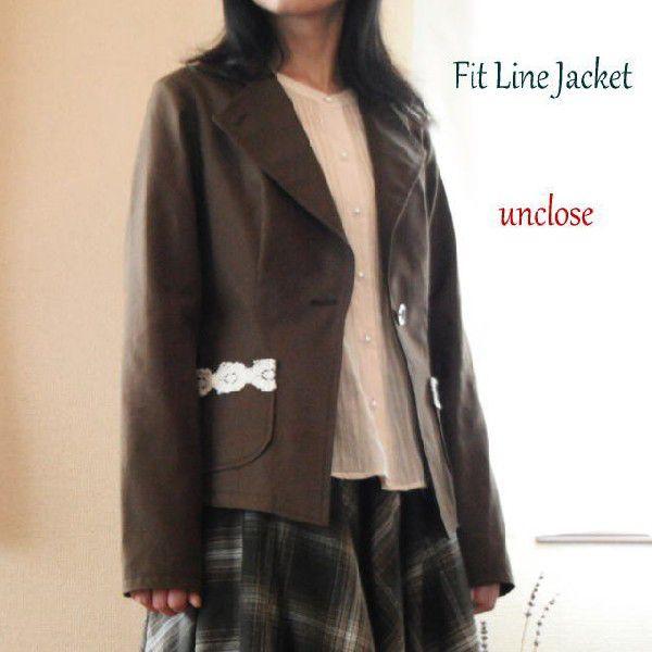 フィットラインジャケットは　カジュアルでありながら、フェミニンさをあわせ持った大人の女性のジャケットです。トレンドディテールを散りばめた、旬のジャケットです。《パターンサイズ》(M)肩幅36.5cm着丈57cmバスト92cm袖丈61cm(L...