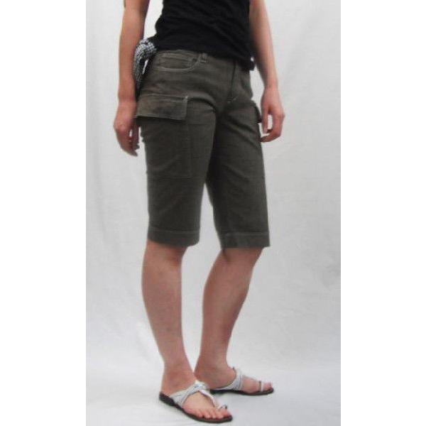 フラップ付きの大きなポケットが印象的なカーゴハーフパンツの型紙です。＊ポイント(1)脇の大きなカーゴポケットが脚を細く見せます。(2)脚が長く見える丈バランス〔商品内容〕・型紙実寸大縫い代付きカット済み17パーツ・仕様説明書〔サイズ〕〔S〕...