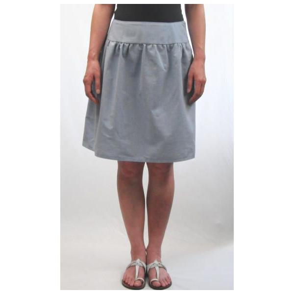 ウエストヨークハギのギャザースカートの型紙です。ひざ丈のフレアーギャザースカート。ヨーク付きでウエストもスッキリ！脇にコンシールファスナー仕様〔内容〕・型紙表4枚裏2枚・仕様書〔サイズ〕〔S〕ウエスト67cmヨーク切替84.7cm裾囲137...