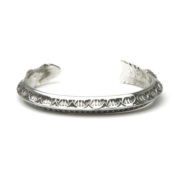 detail:ArtistNAVAJO/ナバホ族DELAYNE REEVES /デライン・リーブスサンシャインリーブスを父に持つ今後期待のアーティストデラインリーブス父親譲りの器用さを使い三角バングルをアローに見立てました。エンド部分に矢尻...