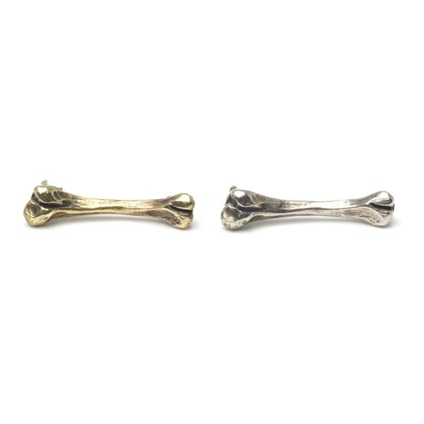 detail:HATCHET METAL WORK STUDIOハチェットメタルワークスタジオ"Bone" Pins / HPS-18骨をモチーフにしたピンバッジです。material:brasswhite brasssize:縦 約6mm...