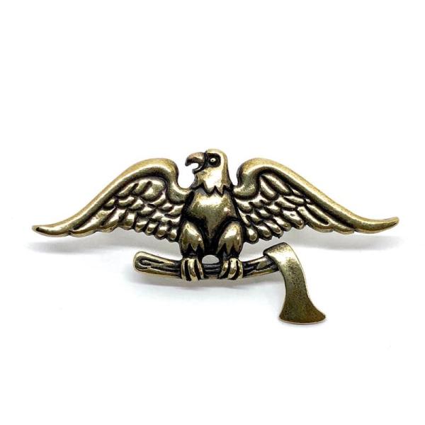 detail:HATCHET METAL WORK STUDIOハチェットメタルワークスタジオイーグルがモチーフのピンバッジです。material:brasssize:縦 約25mm×横 約52mm