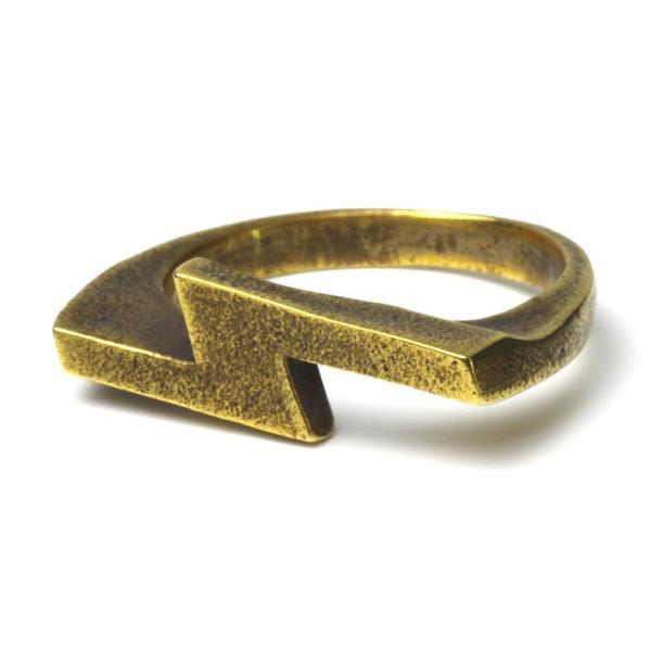 detail:HATCHET METAL WORK STUDIOハチェットメタルワークスタジオアルファベットのSがモチーフのリング。薬指か小指に装着することを想定して程よいボリューム感に仕上げられています。エッジーな造形は稲妻を連想させます...