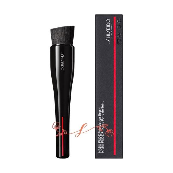 斜めカットで細かな小回りもきく、多才なファンデーションブラシ。リキッド、クリーム、パウダー、クッションなど、あらゆるタイプのファンデーションに使用でき、パーフェクトな肌に仕上げます。フラットな面が肌にぴったりフィットし、ファンデーションをム...