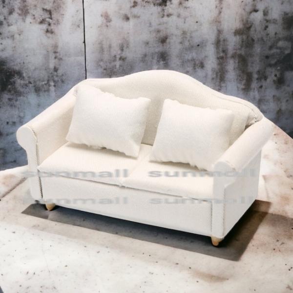 サイズ：2人掛けソファ・横幅：約 13.5cm・高さ：約 7.2cm・奥行：約 6.4cm※ 注: 本製品には多少の測定誤差がある場合がございますので、実際の商品を基準にしてください。素材／材質: 木材、布、綿・清潔感あふれるホワイトカラー...