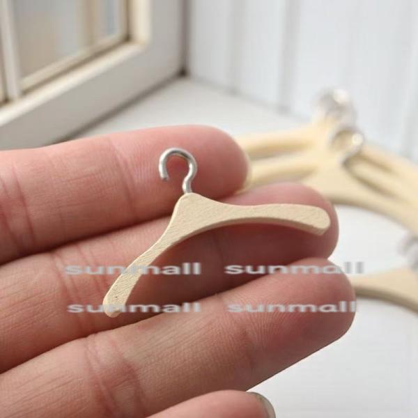 サイズ：サイズ：約22.5 × 42 × 3.5 mm重量：約0.6 g（1本あたり）※ミニチュアサイズのため誤差が生じる場合があります。.※ 注: 本製品には多少の測定誤差がある場合がございますので、実際の商品を基準にしてください。素材／...