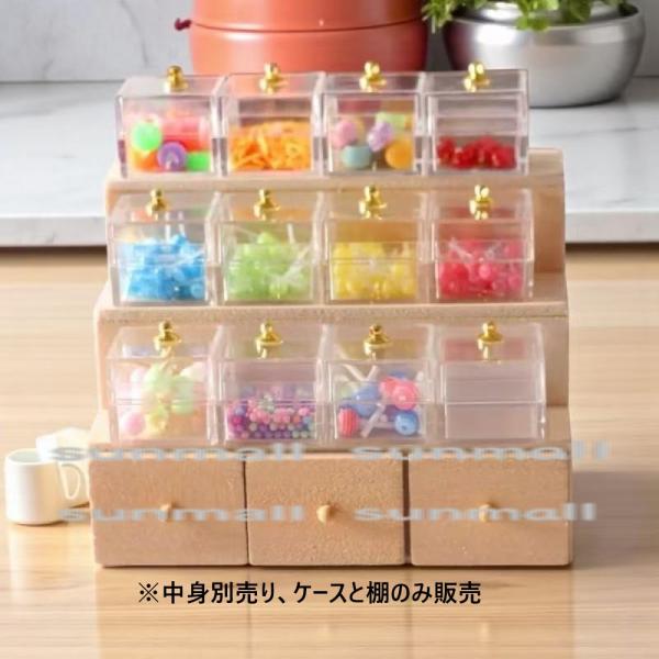 サイズ：透明ケース：サイズ：約 幅24 × 奥行24 × 高さ20mm／重さ：約2.5g木製棚：サイズ：約 幅11 × 奥行7.8 × 高さ8cm／重さ：約80g上段 2.8cm / 中段 2.5cm / 下段 2.5cm※ミニチュア商品の...
