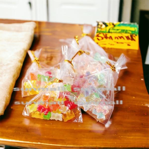 【サイズ（約）】■タイプ01：虹色MIXサイズ：約35mm × 28mm■タイプ02：レッドMIXサイズ：約35mm × 28mm※袋の大きさは共通。※中のミニチュアはランダムで色・形が異なる場合があります。素材／材質: 樹脂・カラフルで透...