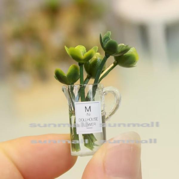【サイズ（約）】・高さ：約34mm（3.4cm）・幅：約18mm（1.8cm）※ 注: 本製品には多少の測定誤差がある場合がございますので、実際の商品を基準にしてください。素材／材質: 樹脂・透明感あるミニチュア花瓶に、可愛いグリーンフラワ...