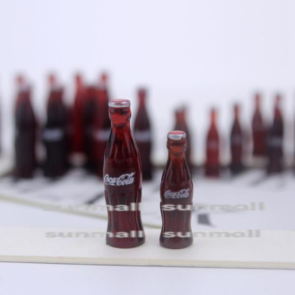 サイズ：大き瓶：34ｘ9ｍｍ小さい瓶：21ｘ7ｍｍ※手作業による計測のため、多少の誤差があります※ミニチュアサイズのため、実物は非常に小さい商品です※本商品はミニチュアボトルのみの販売です（写真は使用イメージ）素材／材質: 樹脂・コーラボト...