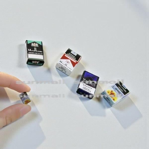 サイズ：高さ11mm × 幅8mm × 奥行4mm※手作業計測のため、多少の誤差が生じる場合があります。※非常に小さいミニチュアサイズです。必ずサイズをご確認ください。素材／材質: 紙■指先サイズのたばこ箱デザイン風ミニチュア■選べる4色展...