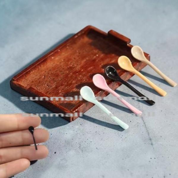 サイズ：スプーン：長さ22mm × 幅5mm※ 注: 本製品には多少の測定誤差がある場合がございますので、実際の商品を基準にしてください。素材／材質:樹脂・1/12スケールドールハウスに最適なミニチュアスプーン・手のひらに乗る超ミニサイズで...