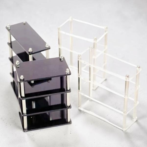 ■商品名：ミニチュア 4段ディスプレイ棚■販売単位：1点■タイプ：組み立て式ミニチュアラック■段数：4段■カラー：ブラック／クリア■サイズ展開：・約10×4×高さ12cm・約8×5×高さ12cm■材質：ABS樹脂、金属製支柱■重量：約110...