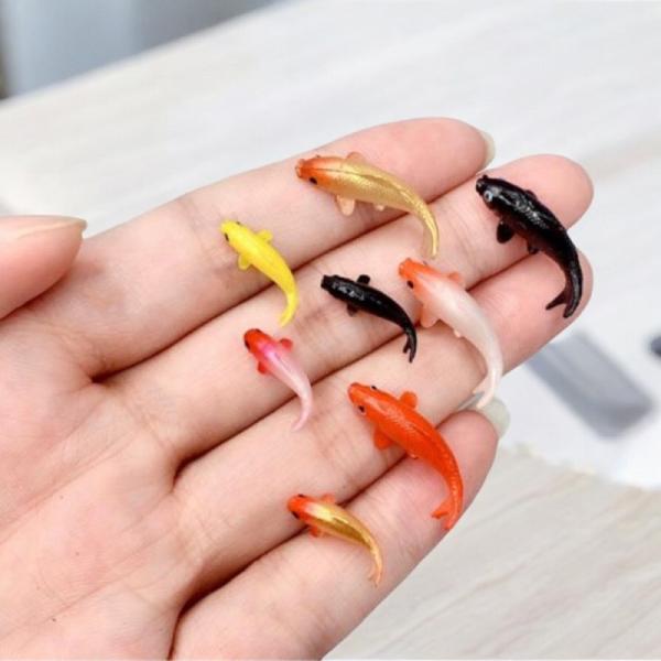 サイズ：Sサイズ（17ｍｍ）　　　　Ｍサイズ（22ｍｍ）素材：樹脂このミニチュア金魚と鯉のコレクションは、ドールハウスやミニチュア水族館のアクセサリーとして、あなたの空間に楽しさと色彩を加えるアイテムです。各ミニチュアは、細部にわたる精巧な...