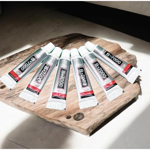 サイズ：3ｍｌこの透明接着剤は、金属・プラスチック・布・紙・皮革など幅広い素材に対応しており、どんなシーンでも大活躍する万能アイテムです。携帯に便利なミニサイズで、少量タイプなので、ちょっと使いたいときやワークショップ、教室での使用、お試し...