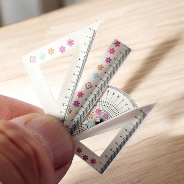 内容：定規、分度器、三角定規2種注: 本製品には多少の測定誤差がある場合がございますので、実際の商品を基準にしてください。素材：プラスチック商品説明：花柄ミニチュア幾何学ツールセットは、ドールハウスや模型作りに最適な可愛い文具セットです。小...